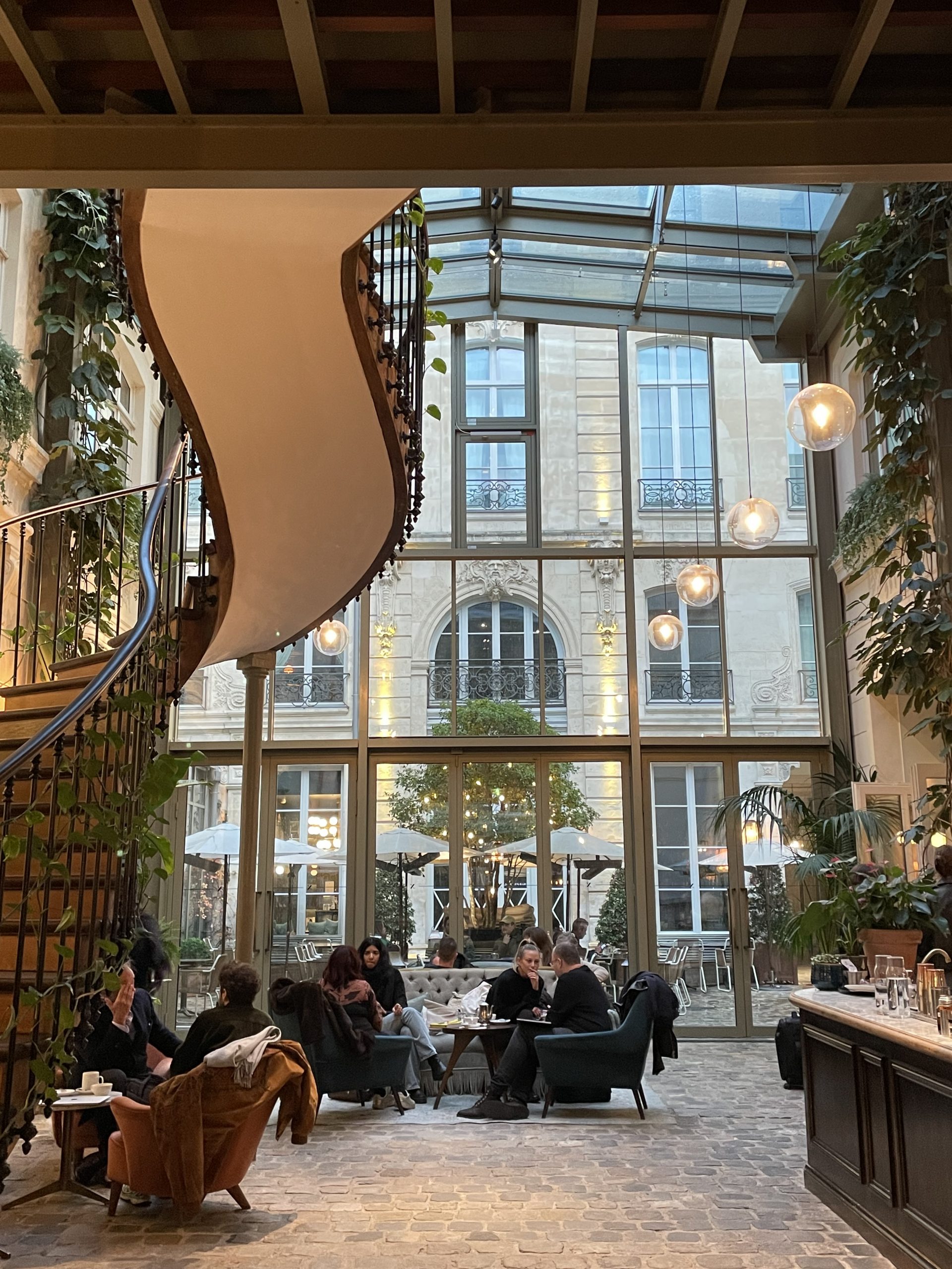 Rivié à The Hoxton Paris : La brasserie qui illumine votre réveillon - Fresh Mag Paris